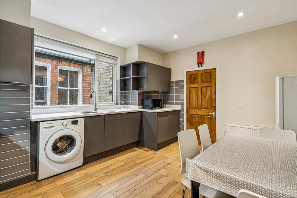 Gambole Road, SW17 3 bed property - £2,800 pcm (£646 pw)
