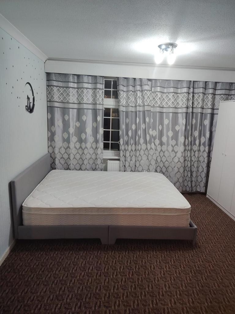Mitcham CR4 1 bed in a house share to rent - £800 pcm (£185 pw)