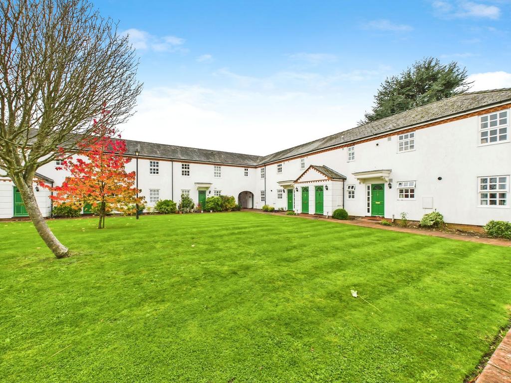 Oak Tree Way, Horsham RH13 2 bed ground floor flat for sale - £275,000