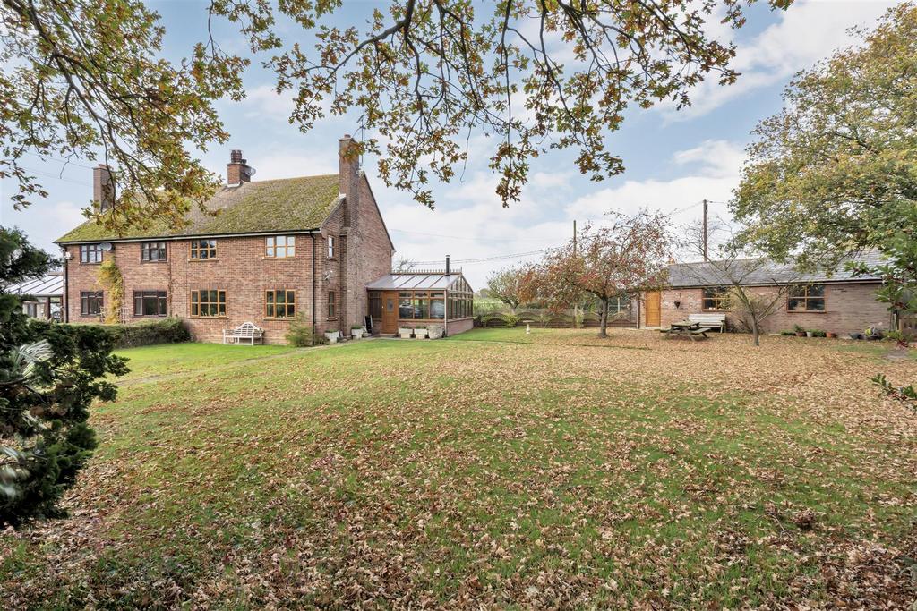 Quay Lane, Beaumont 3 bed semi-detached house - £475,000