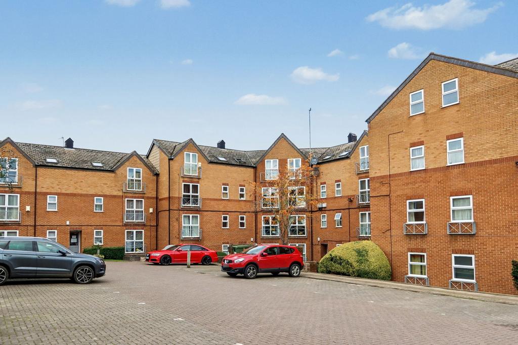 Ashby Court, Newland Road, Banbury 3 bed flat - £159,950