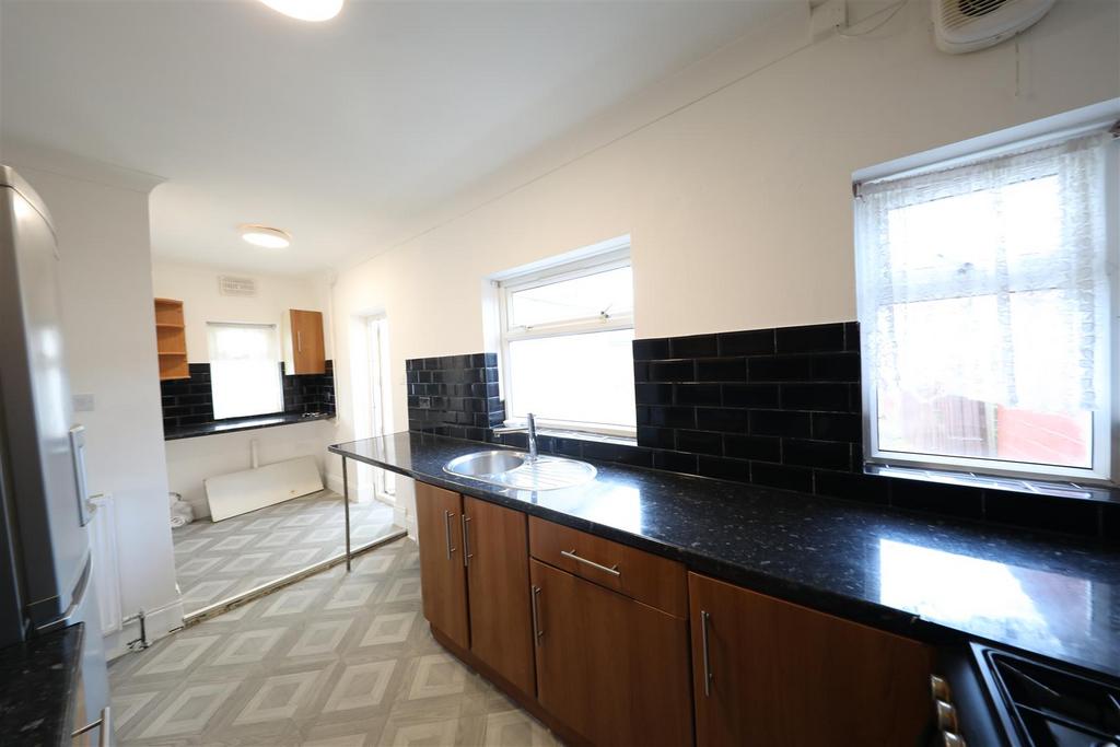 Elloughton Grove, Hull 4 bed semi-detached house for sale - £130,000