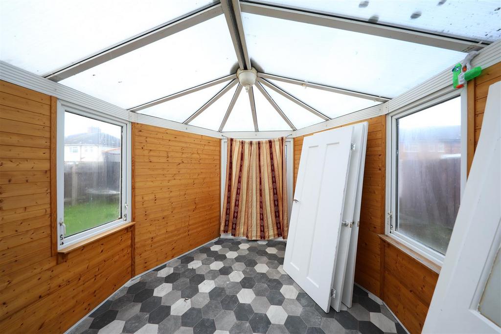 Elloughton Grove, Hull 4 bed semi-detached house for sale - £130,000