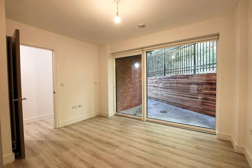 Bunns Lane, NW7 2 bed flat to rent - £2,149 pcm (£496 pw)