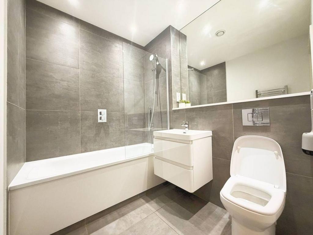 Bunns Lane, NW7 2 bed flat to rent - £2,149 pcm (£496 pw)