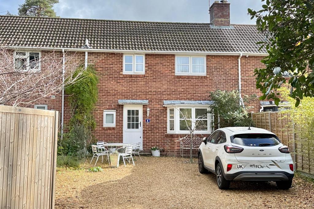 Pine Drive, St. Ives, BH24 2LN 3 bed terraced house for sale - £399,950