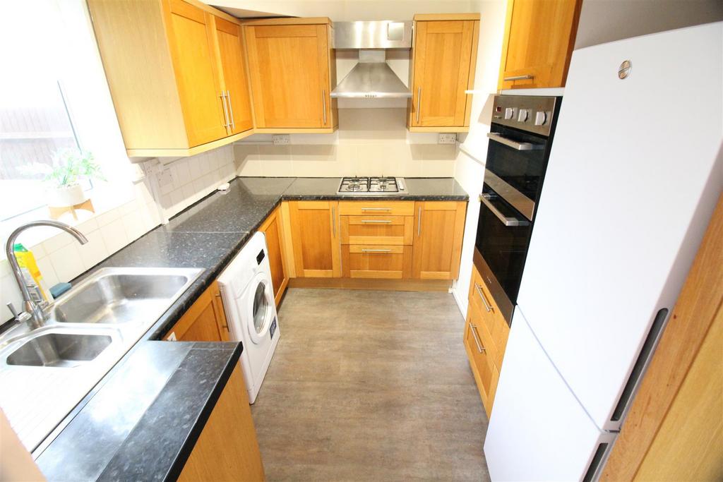 Willow Tree Lane, Hayes 2 bed flat to rent - £1,550 pcm (£358 pw)