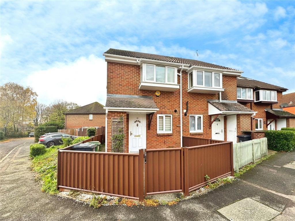 Gower Close, Hampshire RG21 2 bed semi-detached house for sale - £300,000