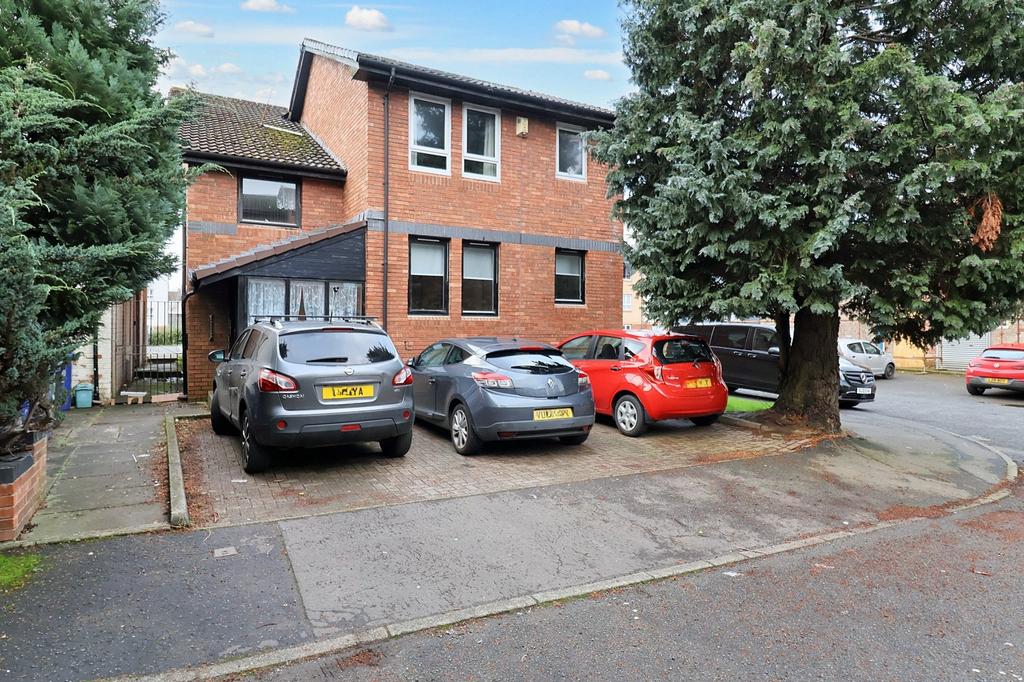 Lylesland Court, Paisley... 2 bed apartment for sale - £65,000