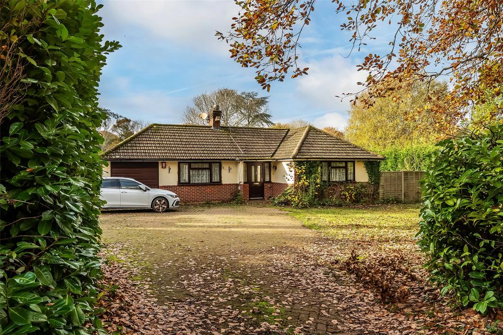 Newdigate Road, Beare Green, Dorking... 2 bed bungalow for sale - £625,000