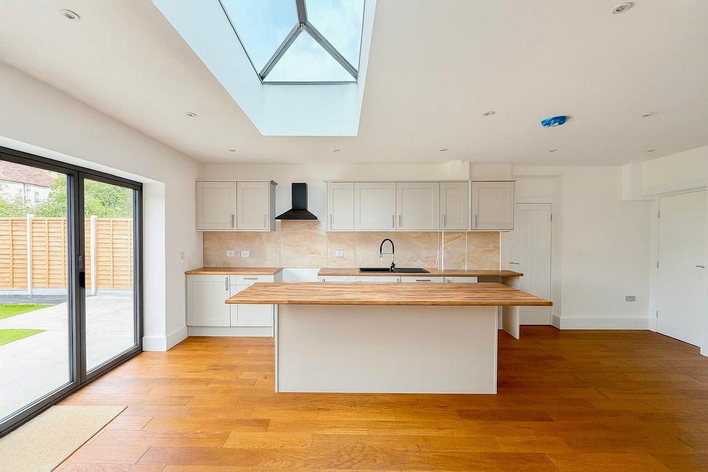 Farm Way, Worcester Park 4 bed semi-detached house - £3,500 pcm (£808 pw)