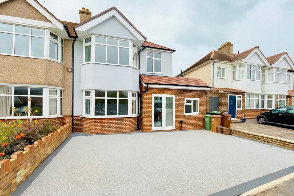 Farm Way, Worcester Park 4 bed semi-detached house to rent - £3,500 pcm ...