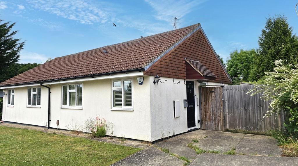 3 Scottswood Road, Bushey, WD23 2DN 3 bed semi-detached bungalow - £280,000