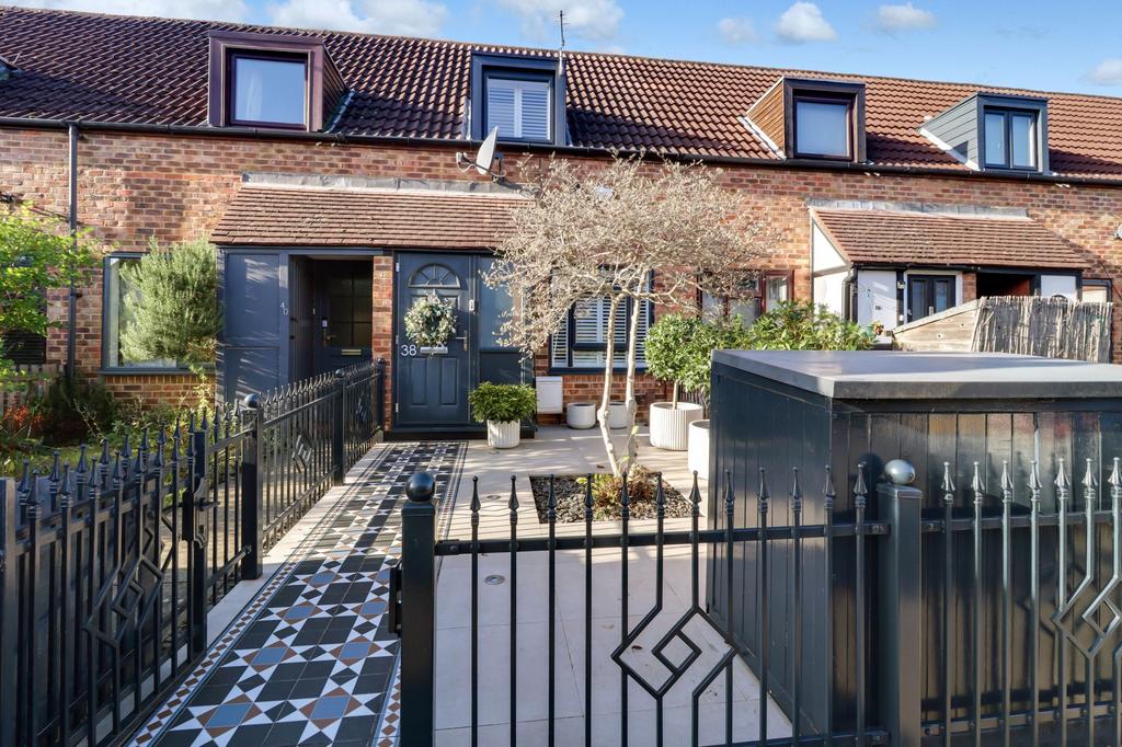 Grange Road, West Molesey, KT8 2 bed property - £465,000