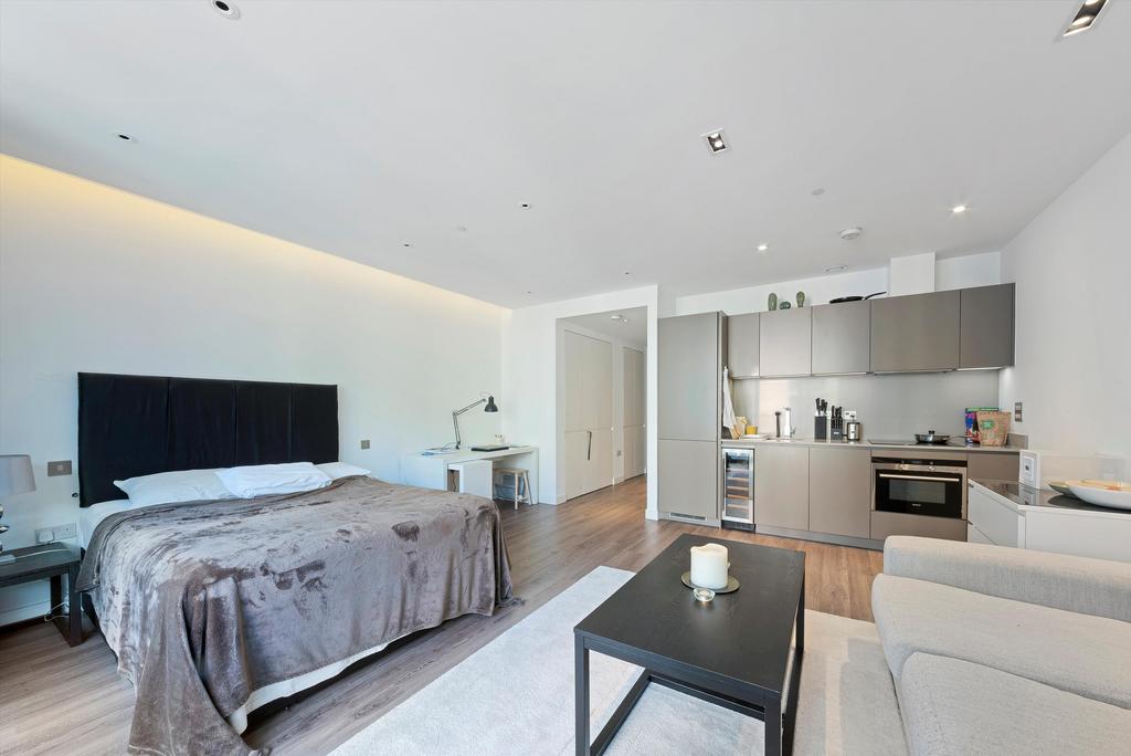 Satin House, Piazza Walk, Aldgate... Studio - £2,700 pcm (£623 pw)