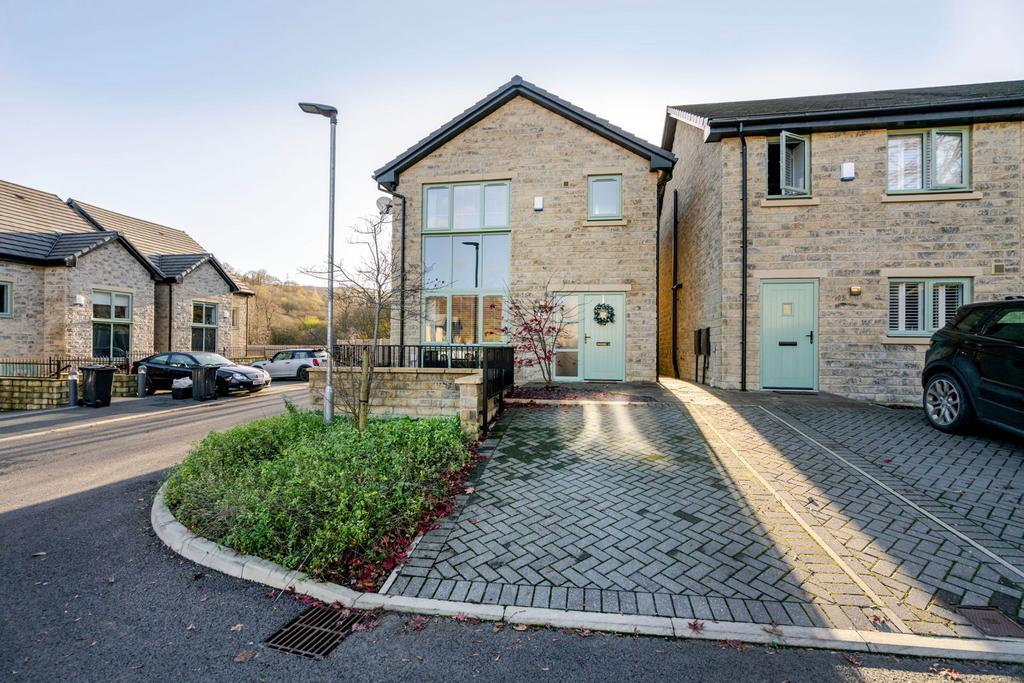 Sowerby Bridge HX6 3 bed detached house for sale - £325,000