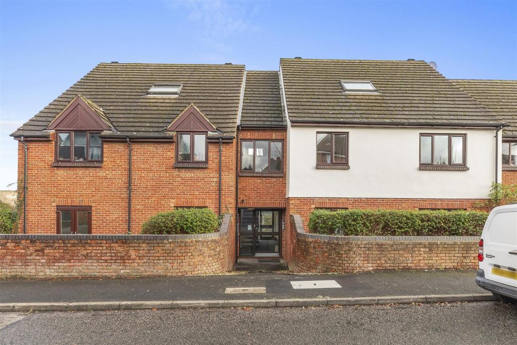 Windrush Court, High Wycombe HP13 2 bed flat - £240,000