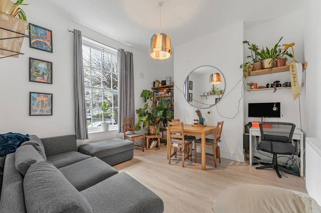 Shrubland Road, London E8 2 bed apartment - £2,500 pcm (£577 pw)