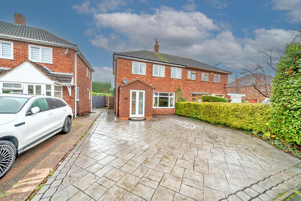 Lodge Road, Walsall WS4 3 bed semi-detached house for sale - £260,000