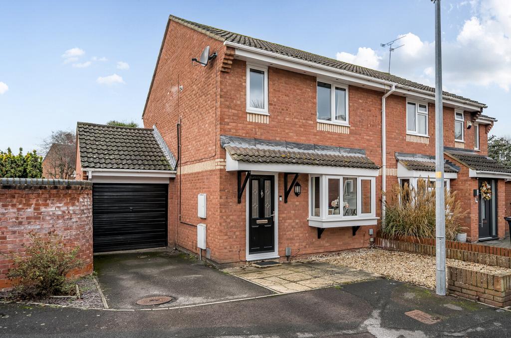 Godwin Road, Stratton St Margaret... 3 bed semi-detached house - £320,000