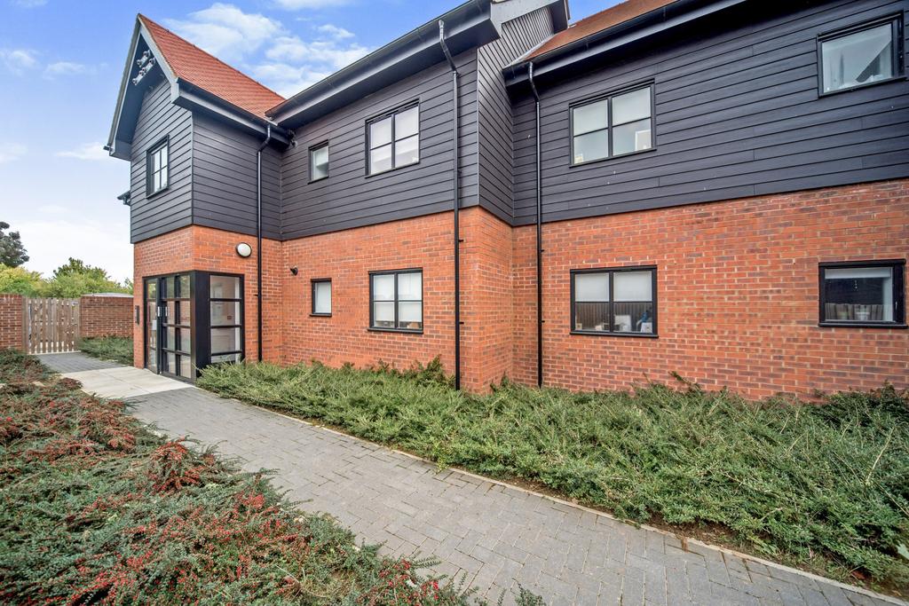 Selwin Place, Kingsfield Road... 2 bed flat - £1,100 pcm (£254 pw)