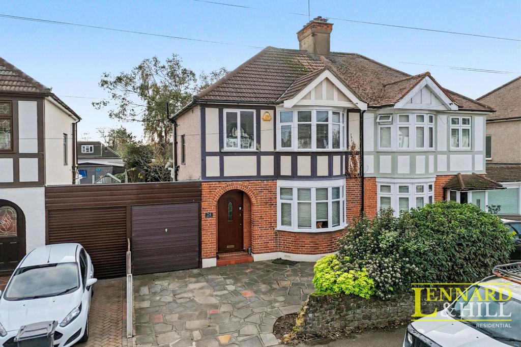 Highfield Gardens, Grays RM16 3 bed semi-detached house - £450,000