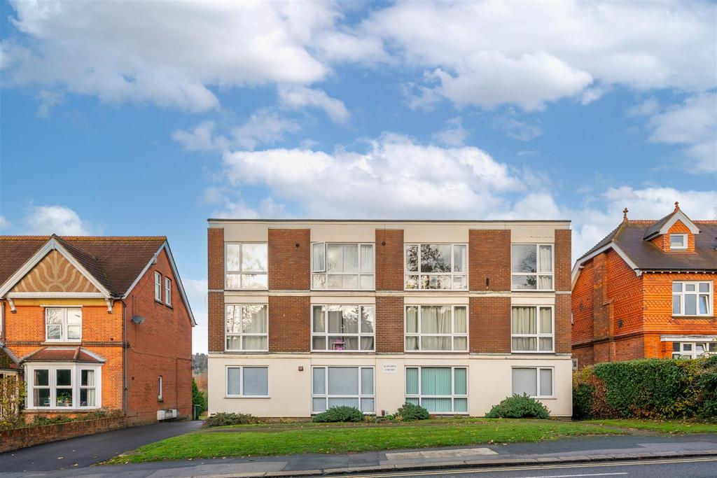 Knights Court. Reigate Road, Reigate... 2 bed flat for sale - £295,000
