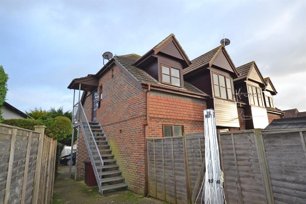 Wiltshire Croft Court, High Street... 2 bed flat - £875 pcm (£202 pw)