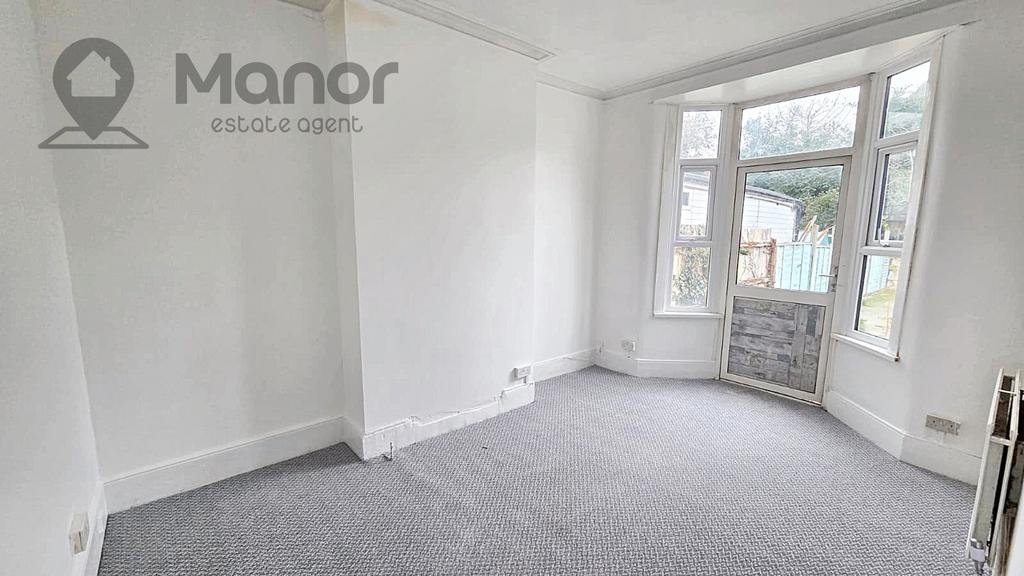 Central Park Road, East Ham, E6 3AD 3 bed terraced house - £2,300 pcm ...