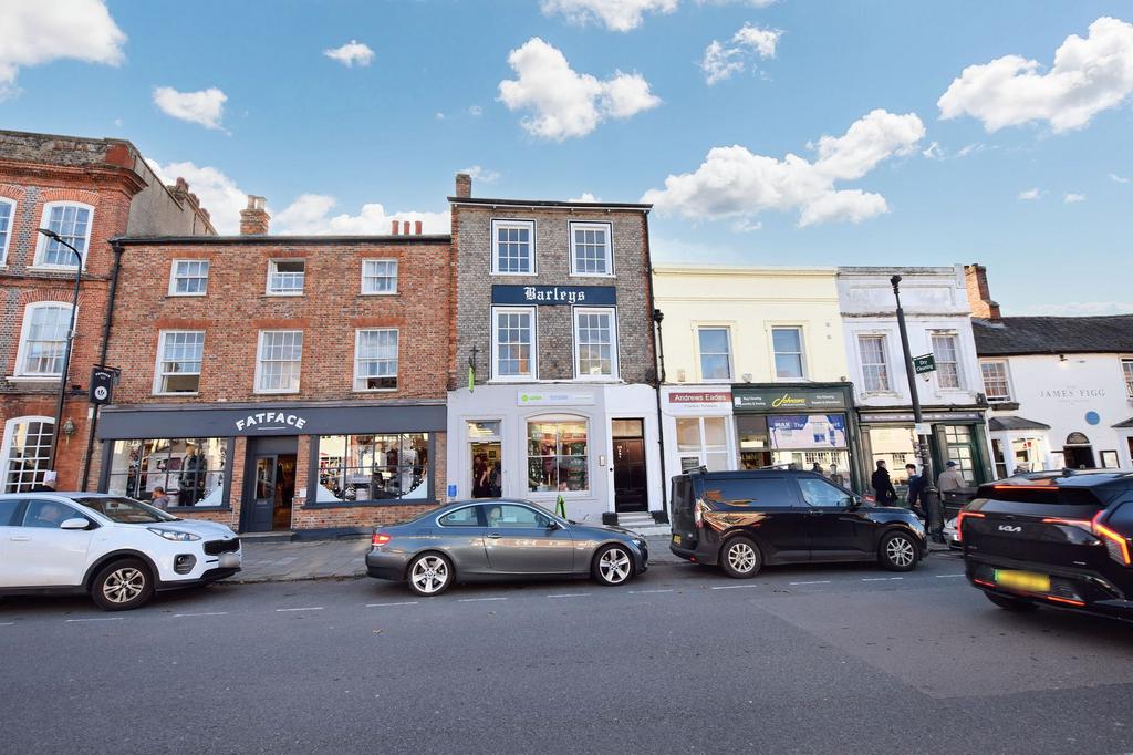 Cornmarket, Thame OX9 1 bed flat - £1,395 pcm (£322 pw)