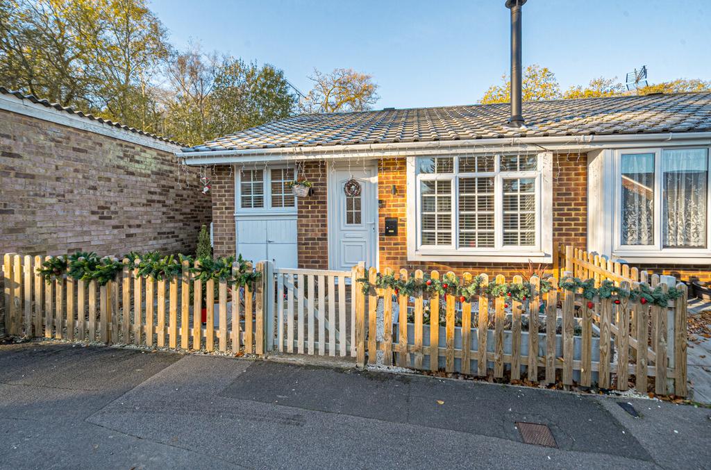 Madingley, Bracknell, Berkshire 2 bed bungalow - £375,000