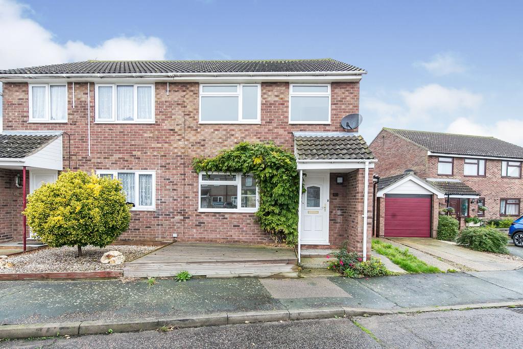 Dorking Crescent, Clacton-on-Sea, CO16 3 bed house - £1,200 pcm (£277 pw)