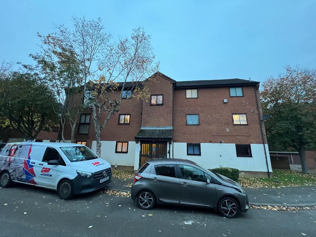 WHEATLEY CLOSE, HENDON, NW4 4LF 2 bed flat - £2,000 pcm (£462 pw)