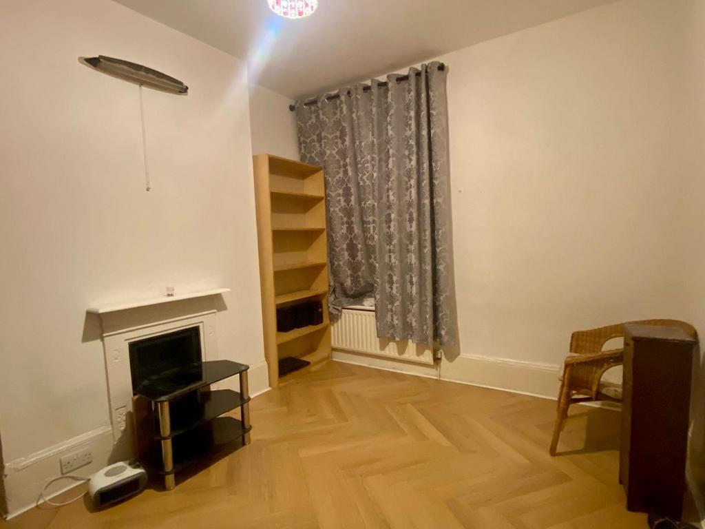 London SW16 2 bed house share to rent - £850 pcm (£196 pw)