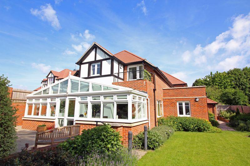 Yew Tree Court, Limpsfield Road... 1 bed apartment - £1,200 pcm (£277 pw)