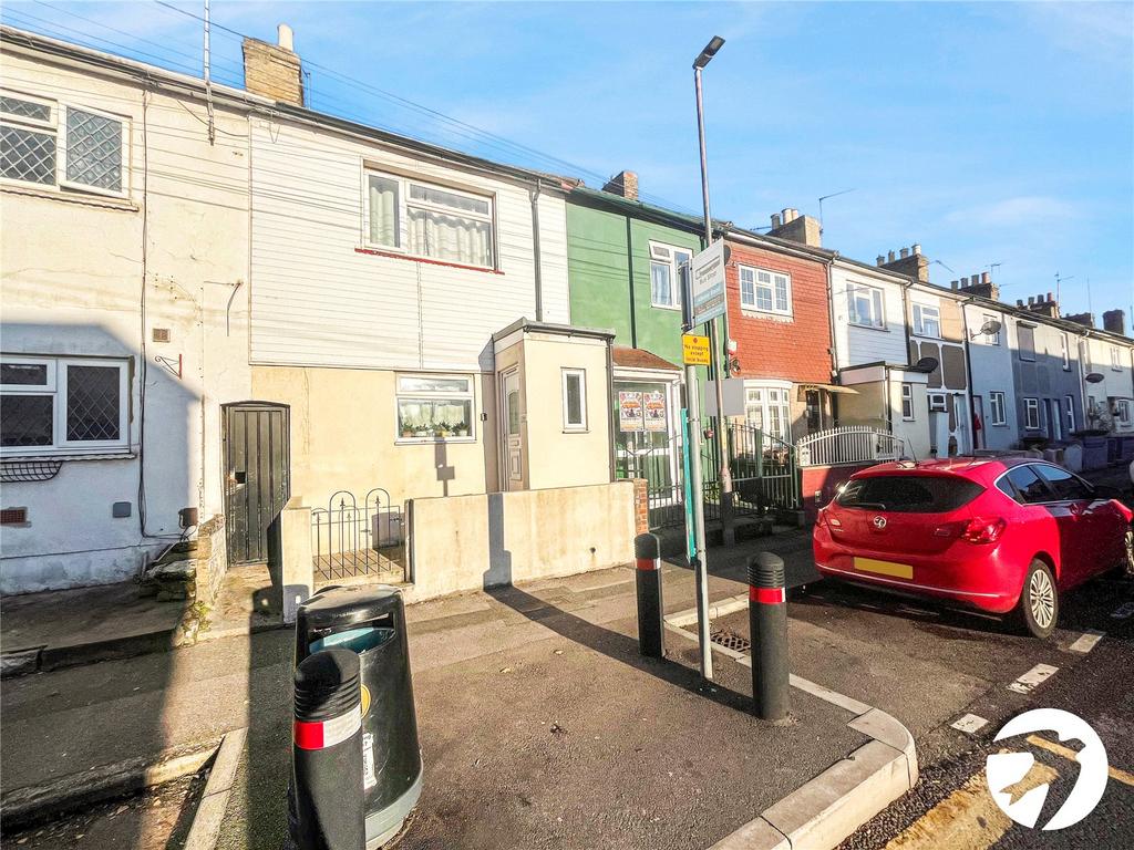 Luton Road, Chatham, Kent, ME4 3 bed terraced house - £1,350 pcm (£312 pw)
