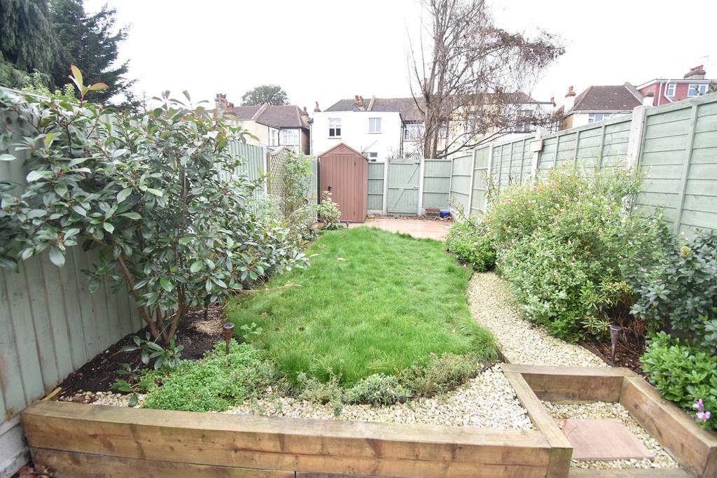 Oakleigh Avenue, SS1 2 bed terraced house to rent - £1,500 pcm (£346 pw)
