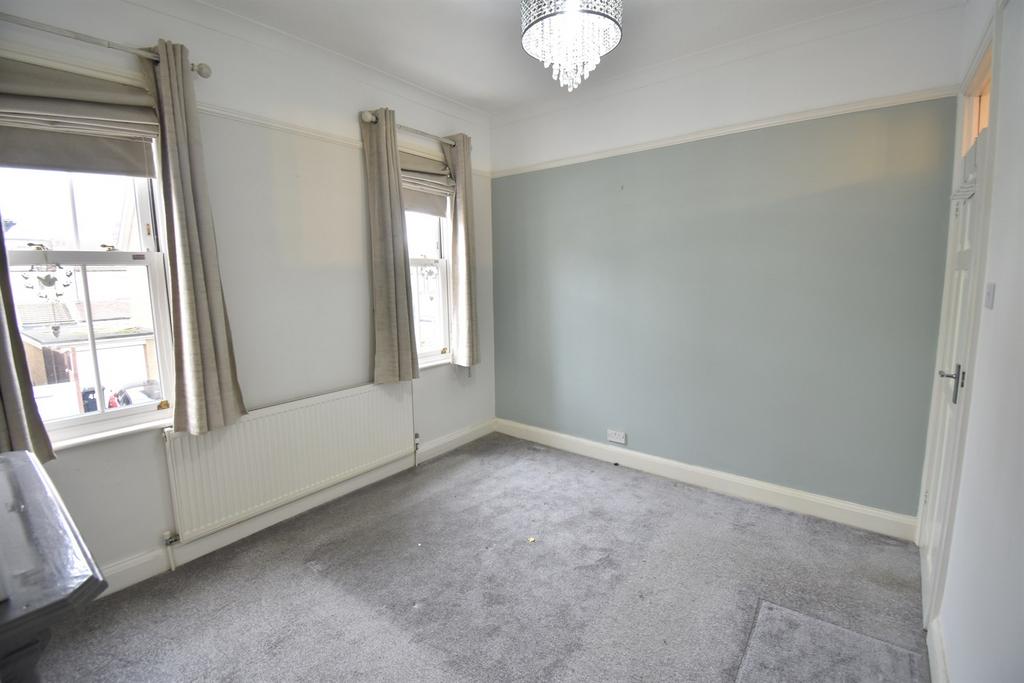 Oakleigh Avenue, SS1 2 bed terraced house to rent - £1,500 pcm (£346 pw)