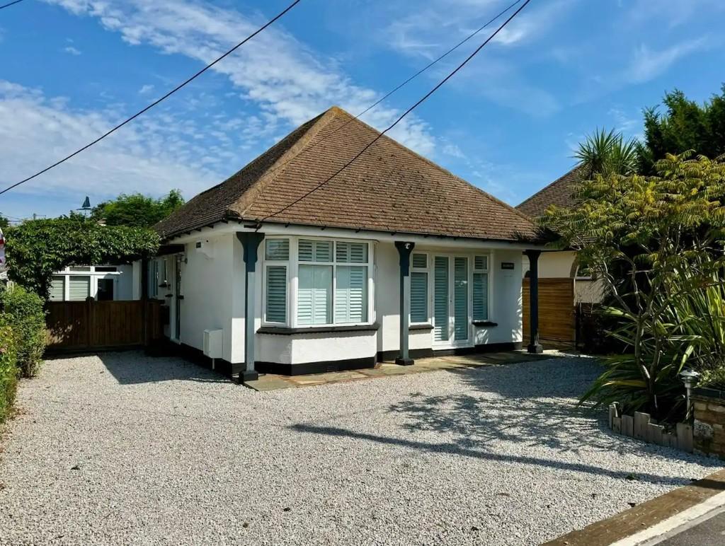 Beatrice Road, Walton On The Naze CO14 2 bed detached bungalow - £1,450 ...