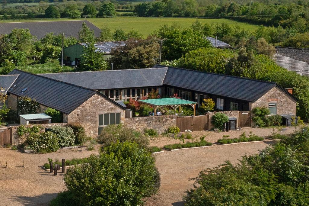 Chimney, Chimney Farm Barns, OX18 6 bed barn conversion for sale - £975,000