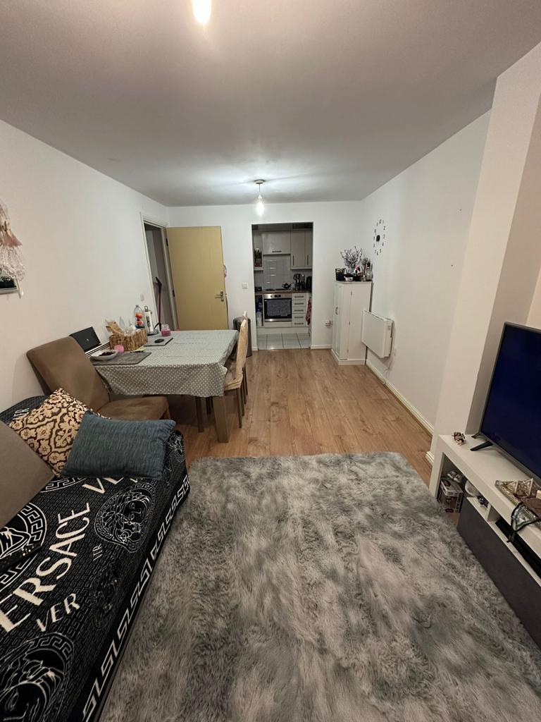 Feltham TW14 2 bed flat - £1,675 pcm (£387 pw)