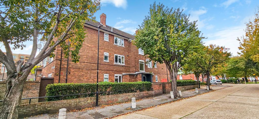 Canning Town, London, E16 3 bed flat for sale - £399,995