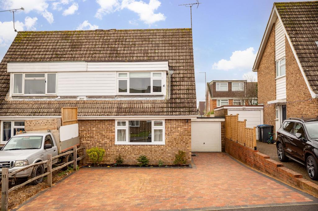 Alder Close, Crawley RH10 3 bed semi-detached house - £425,000