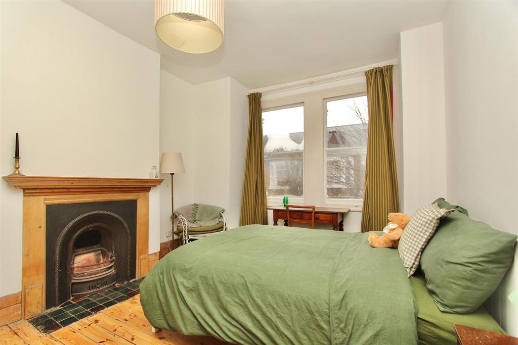 Princess May Road, London N16 2 bed flat - £2,500 pcm (£577 pw)