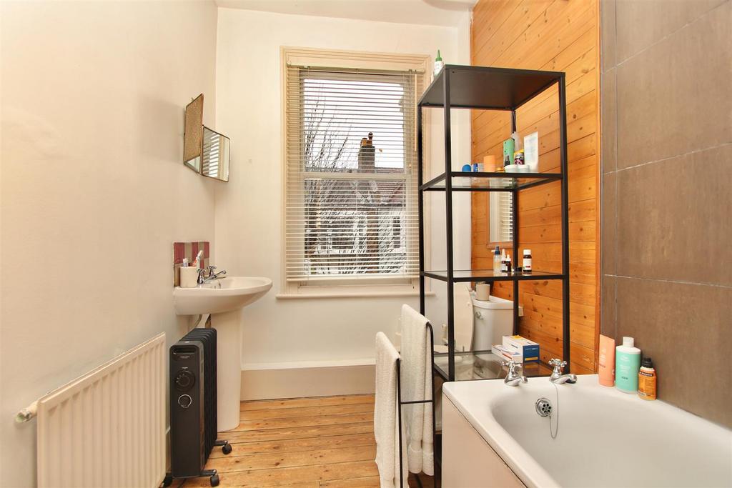 Princess May Road, London N16 2 bed flat - £2,500 pcm (£577 pw)
