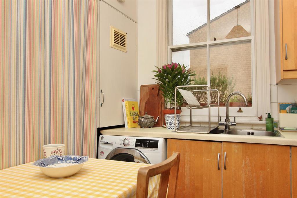 Princess May Road, London N16 2 bed flat - £2,500 pcm (£577 pw)