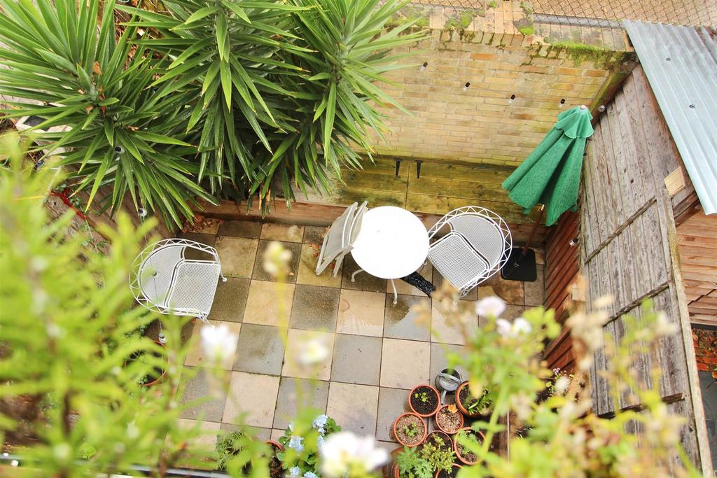 Princess May Road, London N16 2 bed flat - £2,500 pcm (£577 pw)