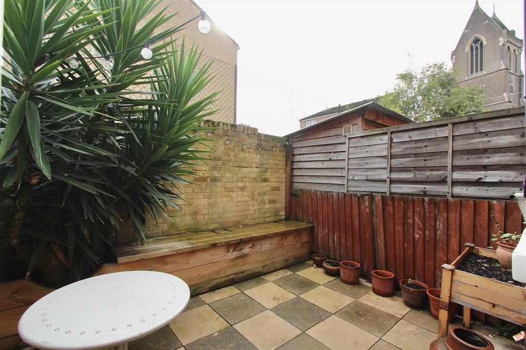Princess May Road, London N16 2 bed flat - £2,500 pcm (£577 pw)