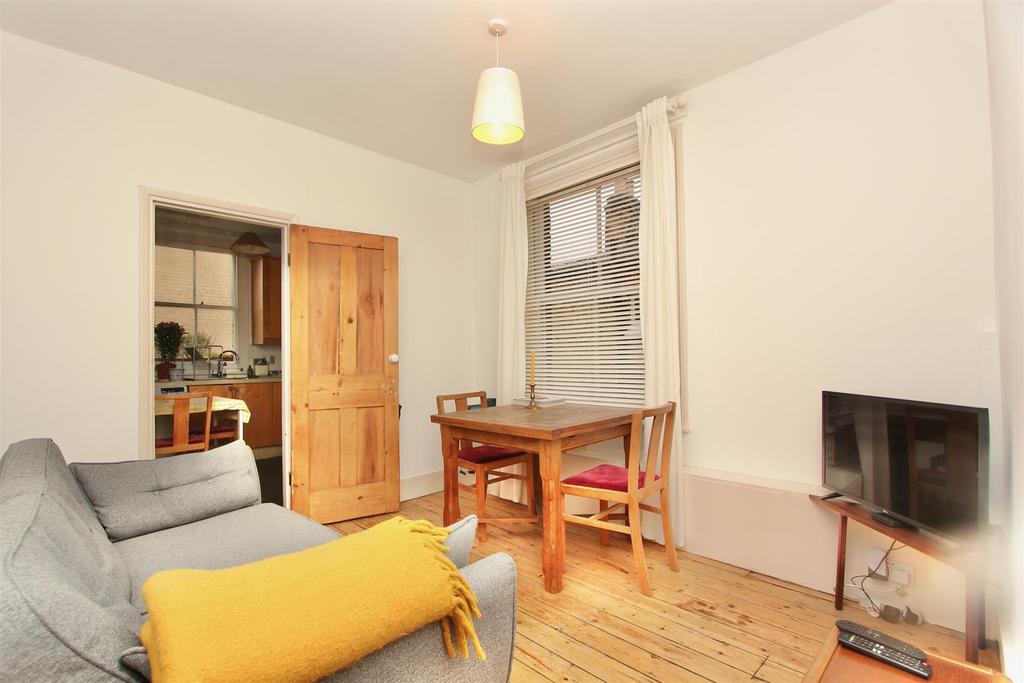 Princess May Road, London N16 2 bed flat - £2,500 pcm (£577 pw)
