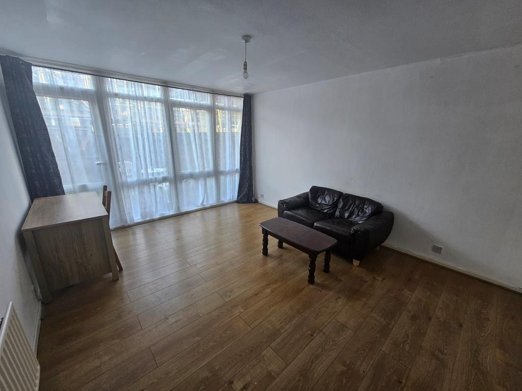 London SW2 3 bed terraced house - £3,000 pcm (£692 pw)
